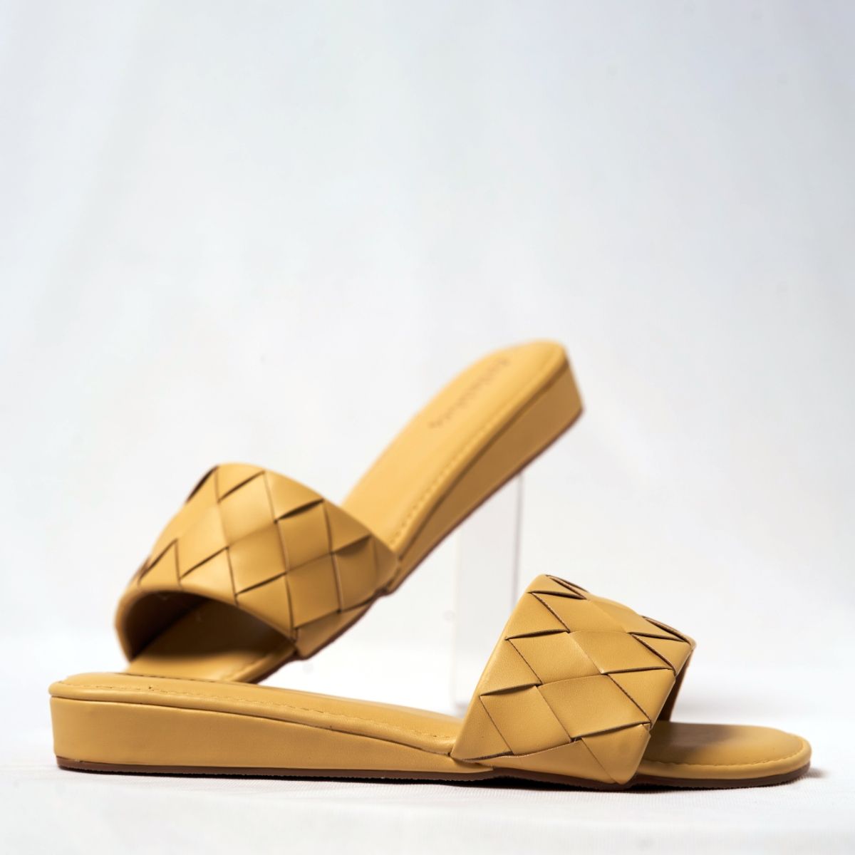 Calla Lilies Weaving Elegance Textured Light Yellow Flats: Buy Calla ...