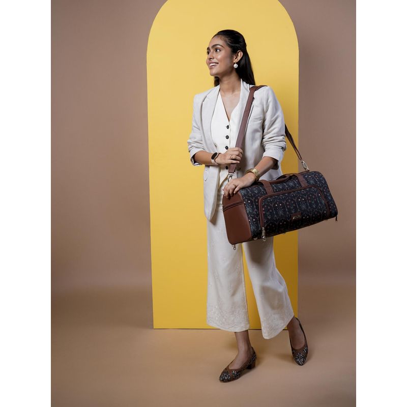 Buy Zouk Black Taj Guldasta Weekender Duffel Bag (M) Online
