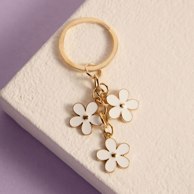 Buy Pipa Bella by Nykaa Fashion Gold Plated White Flower Power Keychain ...