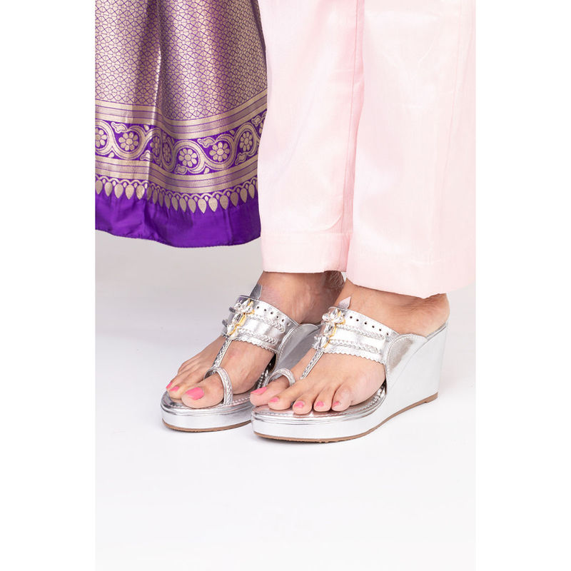 Buy Tic Tac Toe Metallic Silver Diamond Fitting Kolhapuri Wedges Online
