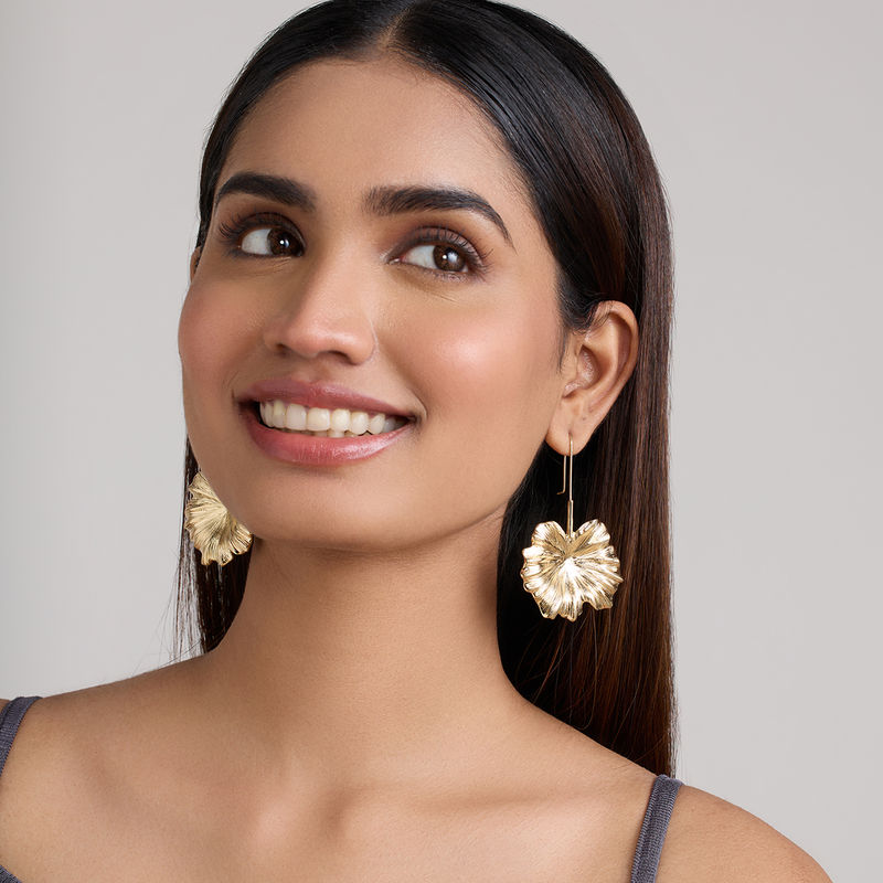 Buy Pipa Bella by Nykaa Fashion Gold Leaf Patterned Drop Earrings Online